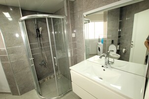 Apartamento Presidencial, 3 quartos, fumadores, em frente ao mar | Casa de banho | Um polibã, artigos de higiene pessoal grátis, toalhas fornecidas 