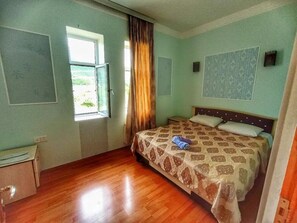 Casa de Campo Clássica | Roupa de alta qualidade, secretária, quartos insonorizados 