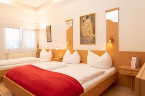 Quarto triplo | Frigobar, cofres nos quartos, escrivaninha, Wi-Fi de cortesia