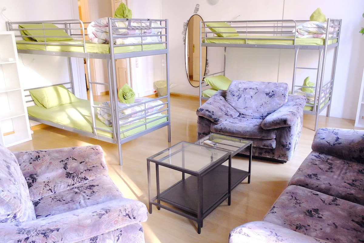 Dormitório Partilhado, em dormitório misto, casa de banho partilhada (8) | Cofre no quarto, cortinas/cortinados opacos, ferro/tábua de engomar 