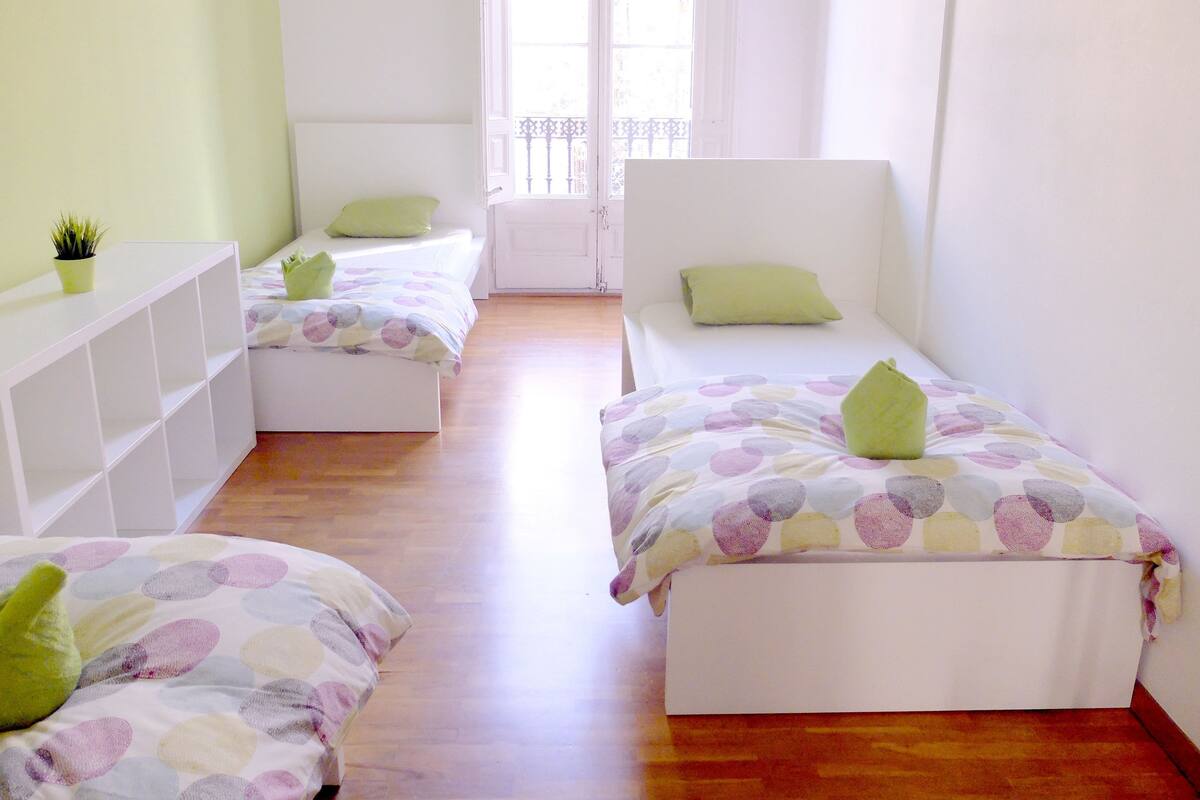 Quarto Triplo (with Shared Bathroom) | Cofre no quarto, cortinas/cortinados opacos, ferro/tábua de engomar 