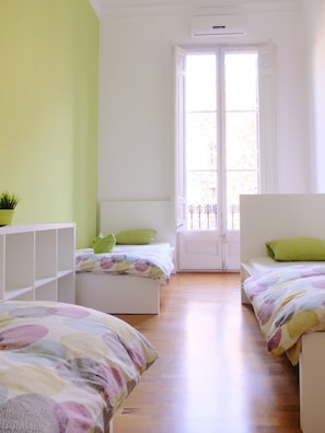 Quarto triplo (with Shared Bathroom) | Cofres nos quartos, cortinas blackout, ferros/tábuas de passar roupa