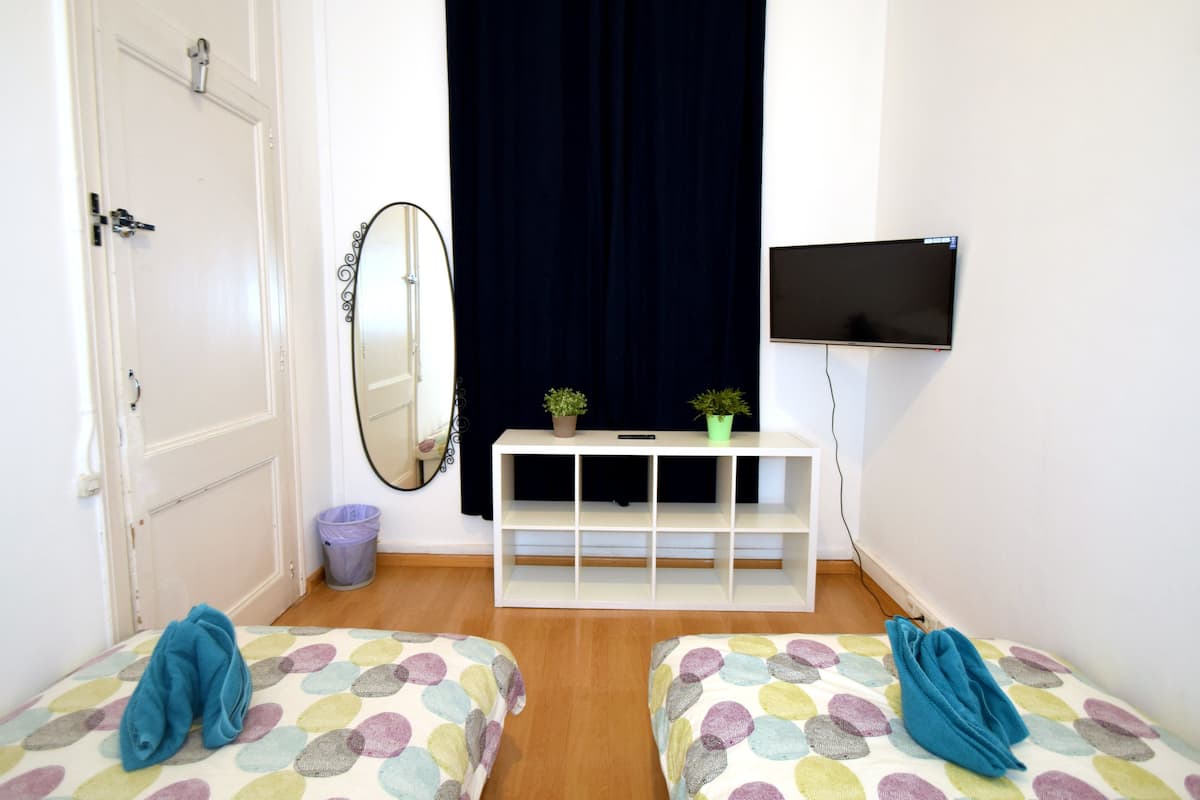 Quarto Twin (with shared bathroom) | Cofre no quarto, cortinas/cortinados opacos, ferro/tábua de engomar 