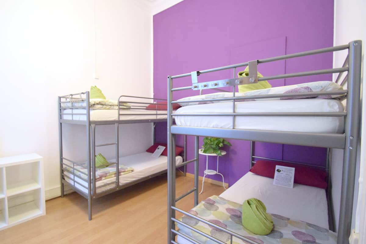 Dormitório Partilhado, em dormitório misto, casa de banho partilhada (4) | Cofre no quarto, cortinas/cortinados opacos, ferro/tábua de engomar 
