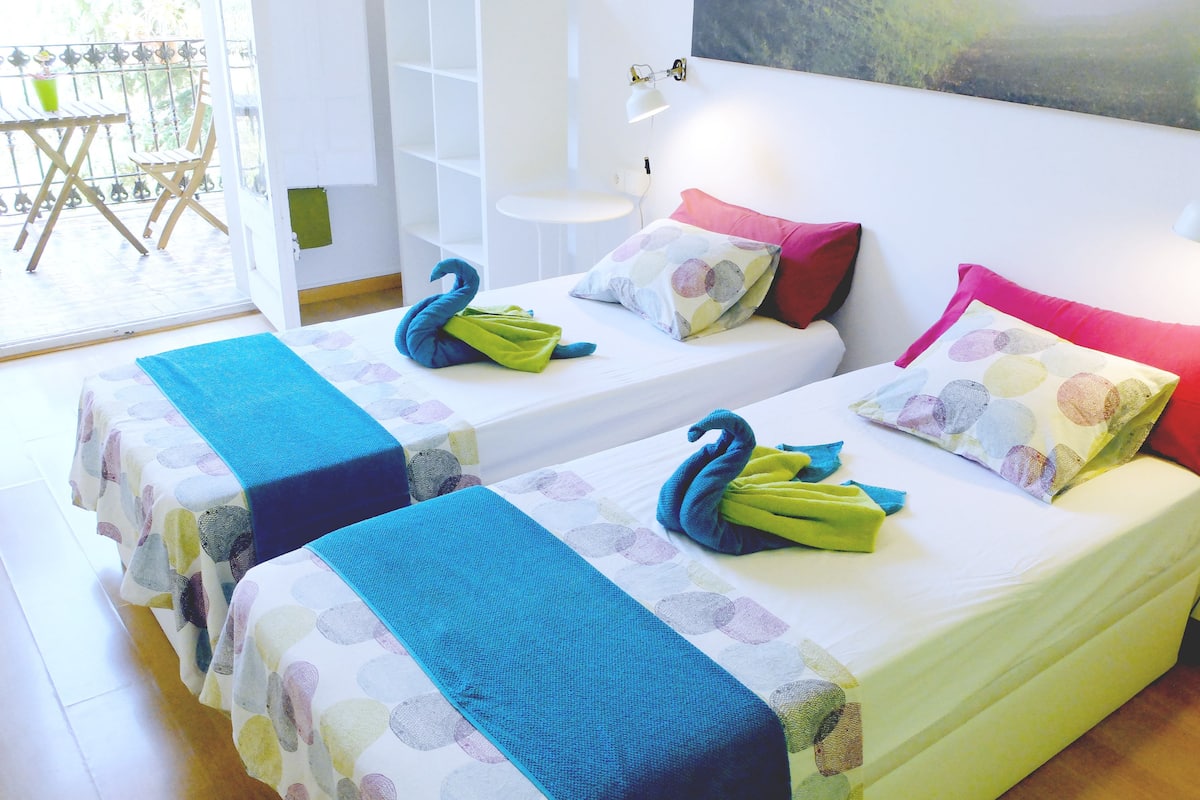 Cofre no quarto, cortinas/cortinados opacos, ferro/tábua de engomar 