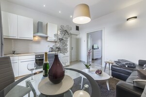 Exclusive Apartment (3) | Sala de estar | TV de ecrã plano