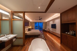 Quarto casal superior, 1 cama King, vista para o oceano, de frente para a praia | Roupas de cama premium, frigobar, cofres nos quartos, escrivaninha