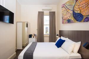 Quarto Standard, casa de banho anexa | Roupa de alta qualidade, cortinas/cortinados opacos, Wi-fi grátis 