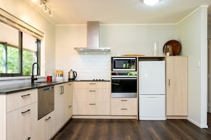 Casa de Campo Familiar, 2 quartos, não fumadores, cozinha (Hydrangea Cottage) | Cozinha privada | Um frigorífico/congelador grande, um micro-ondas, um forno