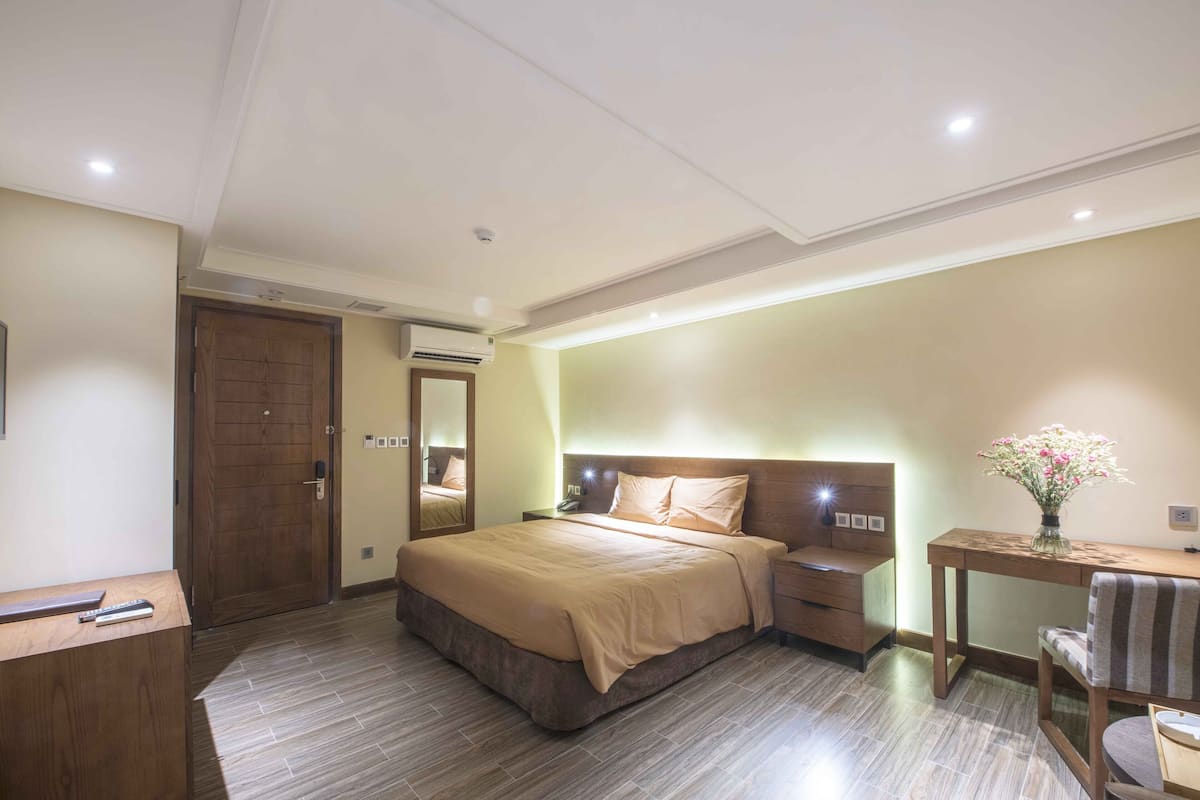 Quarto casal standard | 1 quarto, frigobar, escrivaninha, cortinas blackout