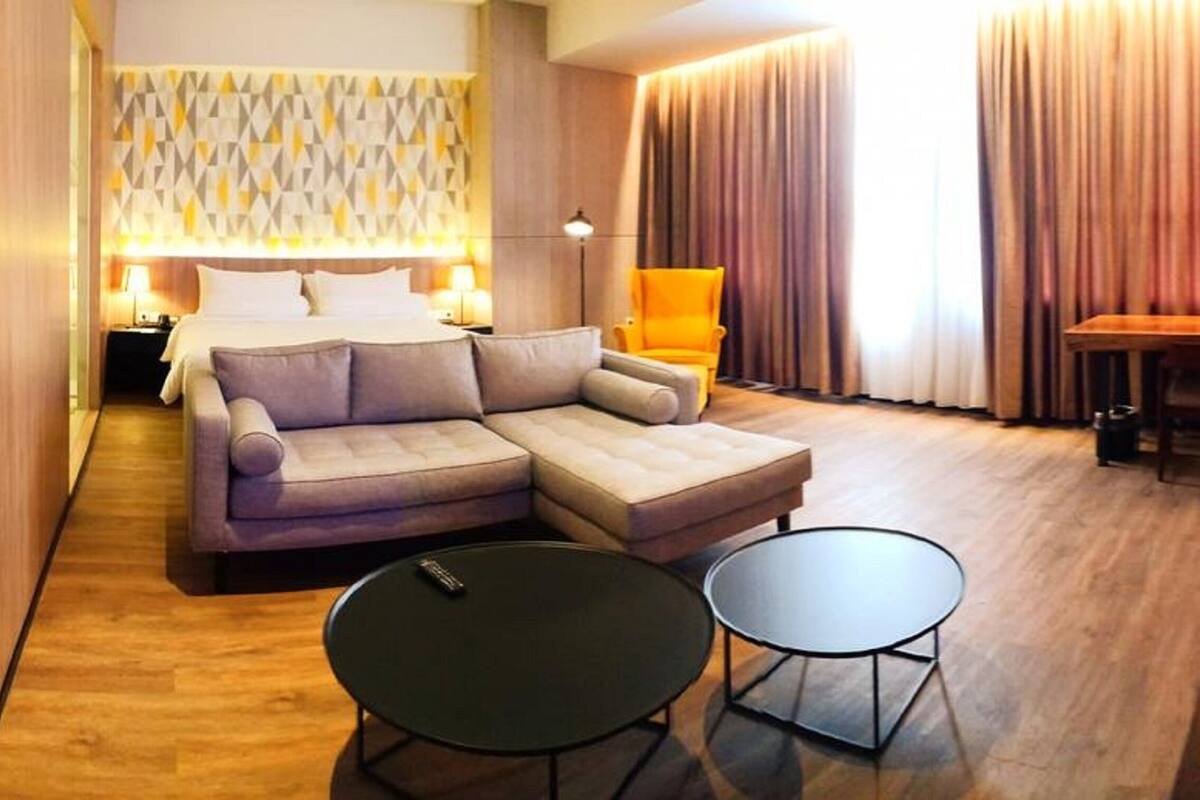 Suite Júnior, 1 cama king-size | Sala de estar | Televisor LCD 