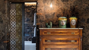 Cofre no quarto, com mobília individualizada