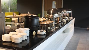 Café da manhã com buffet todos os dias (IDR 98600 por pessoa)