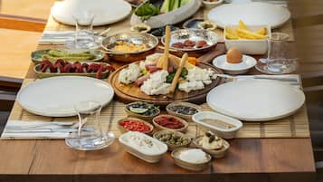 Pequenos-almoços, almoços, jantares servidos, cozinha turca