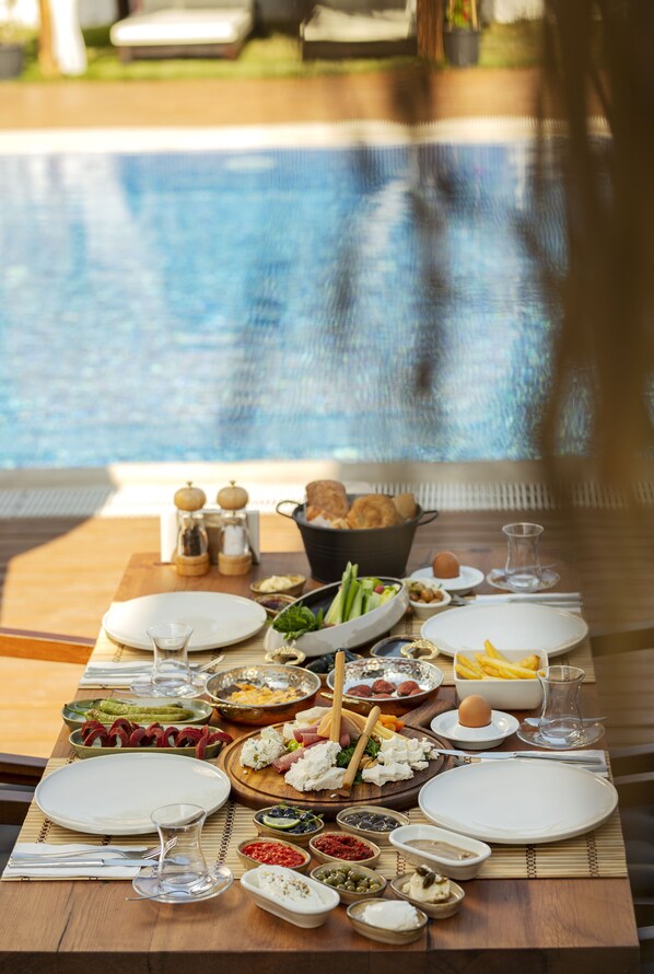 Café da manhã, almoço e jantar; culinária turca