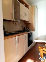Apartamento tradicional, 1 cama Queen e sofá-cama | Cozinha privada | Refrigerador em uma área comum, chaleira elétrica