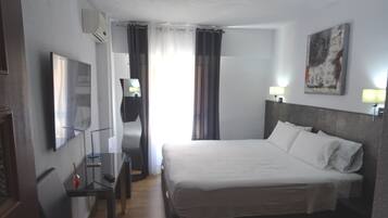 Minibar, cofre no quarto, secretária, quartos insonorizados