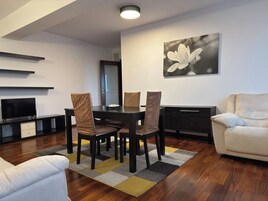 Apartamento família | Área de estar | TV de tela plana
