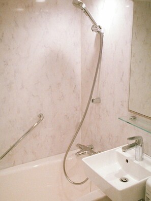 Quarto ( 1B ) | Casa de banho | Uma combinação polibã/banheira, artigos de higiene pessoal grátis 