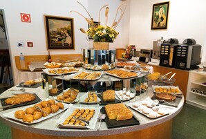 Café da manhã com buffet grátis todos os dias