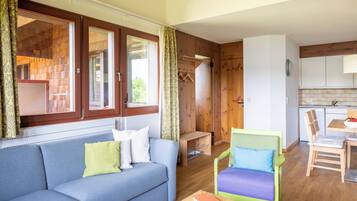 Apartamento, 2 quartos | Sala de estar | TV de ecrã plano