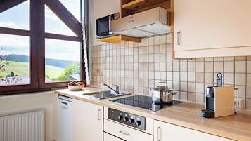 Estúdio Deluxe | Cozinha privada | Um frigorífico, uma placa de cozinha, uma cafeteira/bule