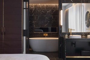Quarto superluxo, 1 cama King | Banheiro | Produtos de toalete de grife, secador de cabelo, roupões de banho 