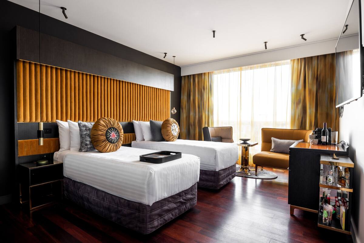 Quarto Twin | Roupa de alta qualidade, camas de colchão pillowtop, minibar