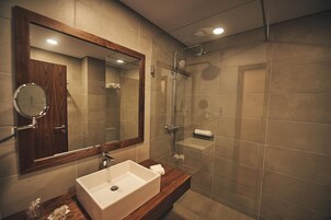 Quarto duplo standard | Banheiro | Produtos de toalete grátis, secador de cabelo, toalhas de banho 