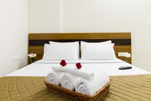 Quarto casal premium, 1 cama Queen, cozinha americana | Roupas de cama premium, cofres nos quartos, escrivaninha