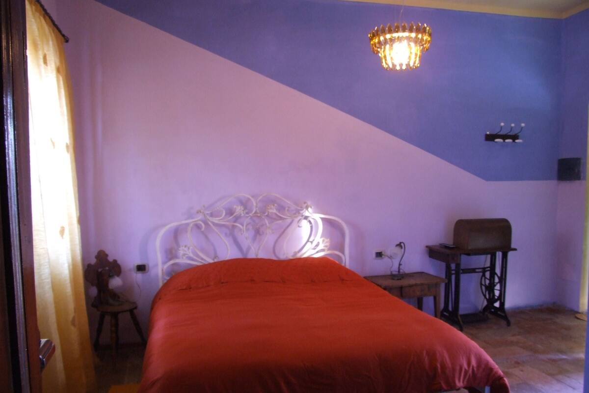 Quarto Triplo Básico | Roupa de alta qualidade, secretária, Wi-fi grátis
