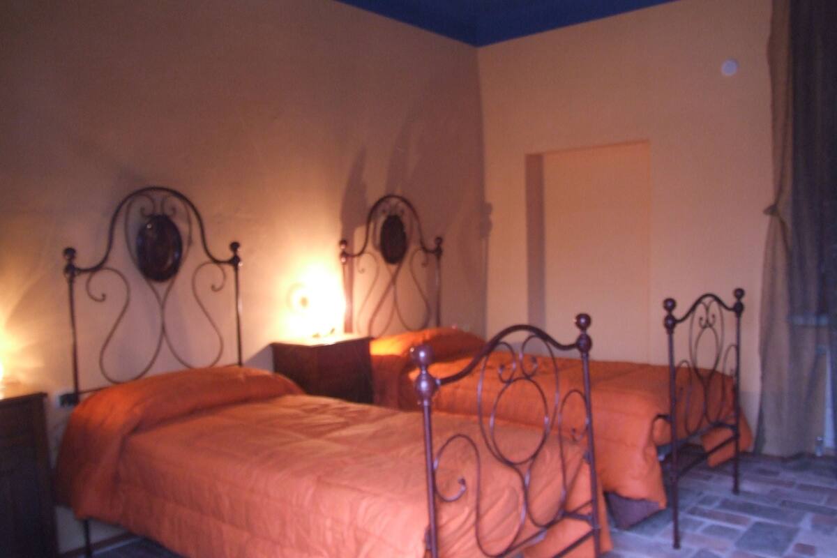 Quarto Twin Básico, 2 camas individuais | Roupa de alta qualidade, secretária, Wi-fi grátis