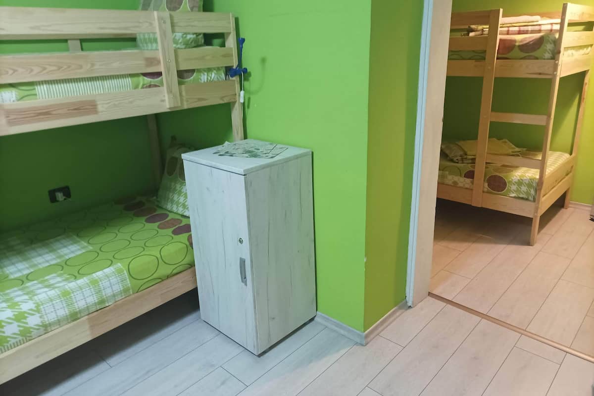 Quarto quádruplo clássico | Quartos à prova de som, ferros/tábuas de passar roupa, Wi-Fi de cortesia