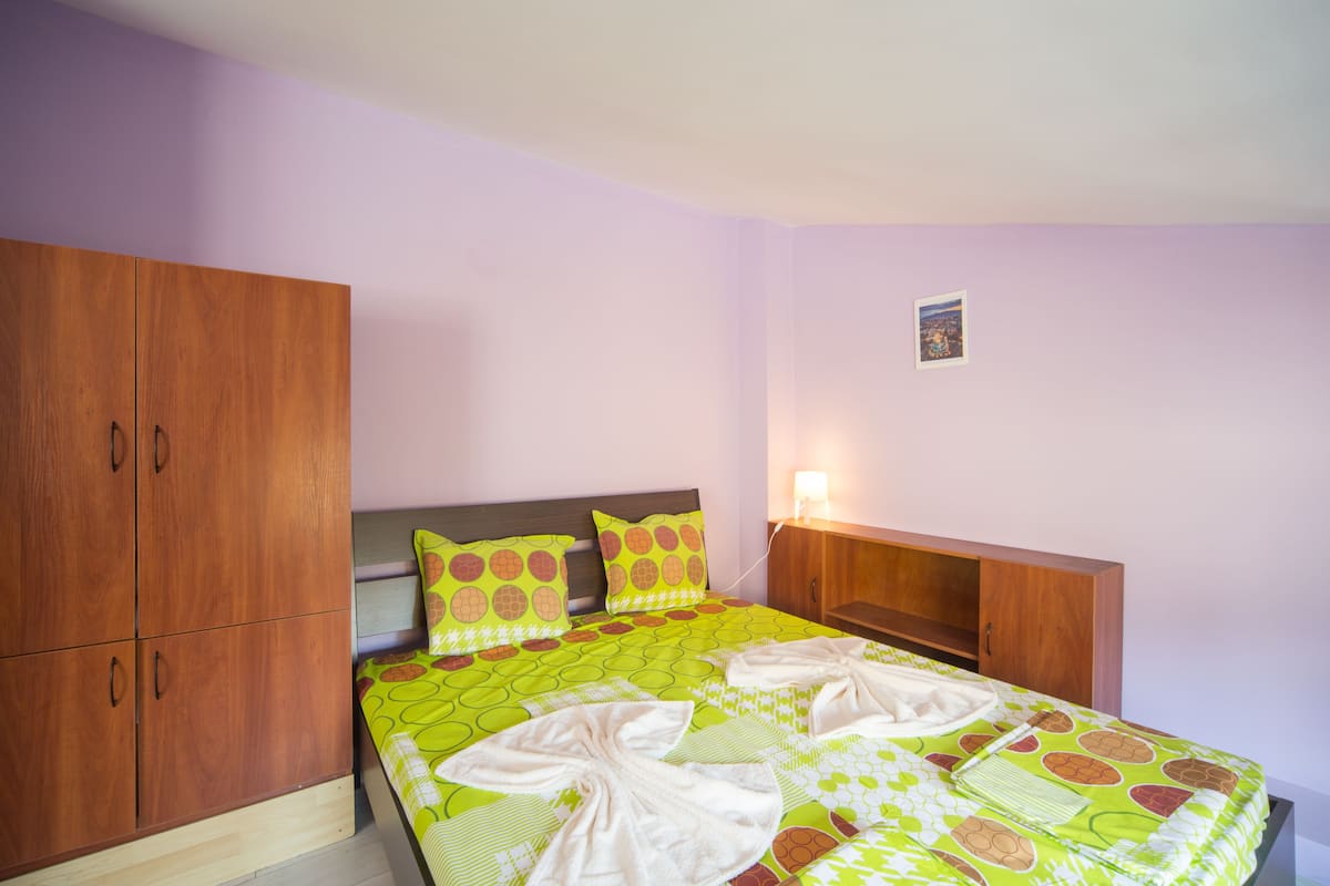 Estúdio básico, 1 quarto, vista para o pátio | Quartos à prova de som, ferros/tábuas de passar roupa, Wi-Fi de cortesia