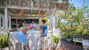 8 bares/lounges, um bar junto à piscina