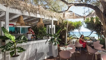 8 bares/lounges, um bar junto à piscina