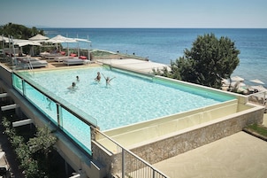 Piscina exterior sazonal, da(s) 9:00 à(s) 18:00, guarda-sóis