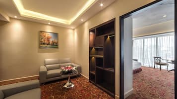 Suite Royal | Sala de estar | Televisor LED de 32 polegadas com canais via satélite, televisor