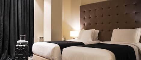 Quarto duplo superior | Roupas de cama premium, cofres nos quartos, escrivaninha