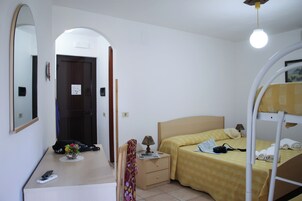 Quarto Quádruplo Standard | Cofre no quarto, secretária, Wi-fi grátis, roupa de cama fornecida 