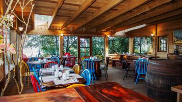 Café da manhã com buffet grátis todos os dias