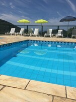Piscina exterior, da(s) 10:00 à(s) 21:00, guarda-sóis, espreguiçadeiras 
