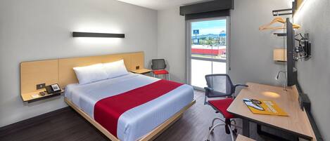 Escrivaninha, cortinas blackout, ferros/tábuas de passar roupa