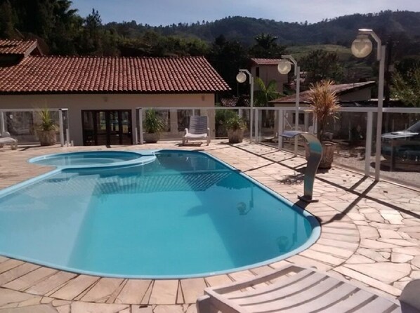 Piscina exterior, guarda-sóis, espreguiçadeiras 