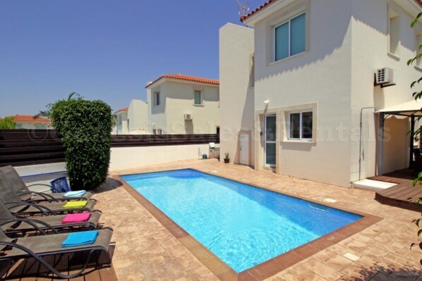 Piscina exterior, guarda-sóis, espreguiçadeiras 