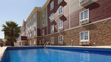 Piscina externa, funciona das 9h às 20h, guarda-sóis, espreguiçadeiras
