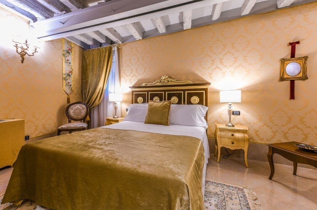 Quarto Clássico com Cama de Casal | Roupa hipoalergénica, cofre no quarto, quartos insonorizados 