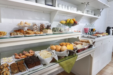 Café da manhã com buffet grÔtis todos os dias