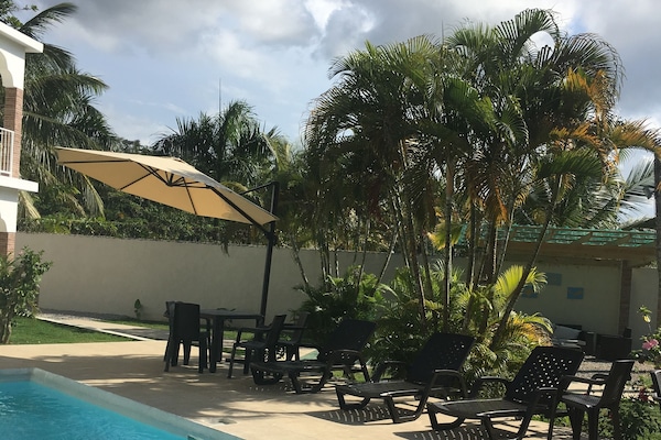 Piscina exterior, guarda-sóis, espreguiçadeiras