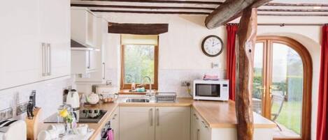 Um frigorífico, um micro-ondas, uma placa de cozinha